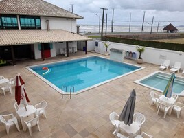 2 piscinas externas, funciona das 8h às 22h, guarda-sóis