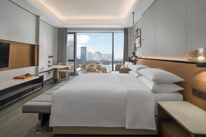 Quarto, 1 cama King, vista para o lago | Frigobar, cofres nos quartos, individualmente decorados