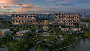 Um hotel moderno com vários andares e um pátio central.