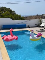 Piscina exterior, guarda-sóis, espreguiçadeiras 