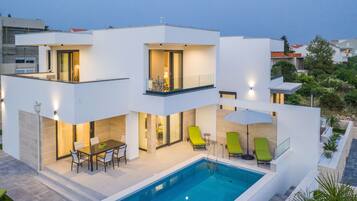 Vila superluxo, 3 quartos, piscina particular, vista para o mar | Terraço/pátio