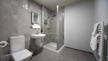 Um polibã, um chuveiro fixo, artigos de higiene pessoal grátis