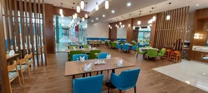 Pequenos-almoços, almoços, jantares servidos, cozinha internacional 