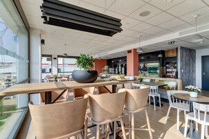 Pequeno-almoço tipo buffet diário mediante uma taxa 