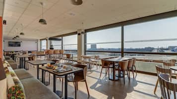 Pequeno-almoço tipo buffet diário mediante uma taxa