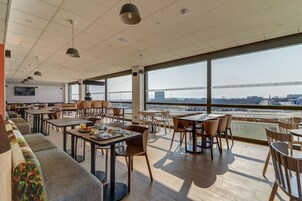 Pequeno-almoço tipo buffet diário mediante uma taxa 