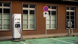 Estação de carregamento com placa indicando zona de 5 metros sem estacionamento.