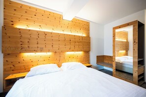 Quarto Duplo ou Twin Superior | Roupa hipoalergénica, cofre no quarto, secretária, Wi-fi grátis