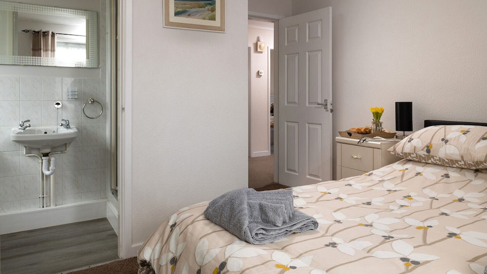 Alberts Retreat - Three Bedroom Cottage, Sleeps 6 - Towyn