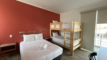 Quarto Quádruplo Standard | Roupa de alta qualidade, edredões de penas, com mobília individualizada