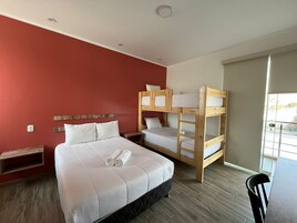Quarto quádruplo standard | Roupas de cama premium, edredons de pluma, individualmente mobiliados