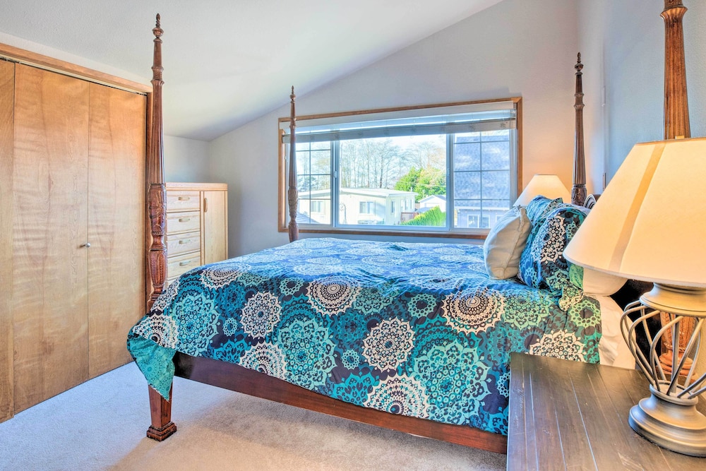 Pet-friendly Rockaway Beach Home W/ Fire Pit! - Rockaway Beach, OR