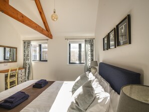 4 quartos, com decoração personalizada, com mobília individualizada