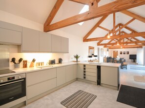 Um frigorífico, uma máquina de lavar louça, uma chaleira elétrica