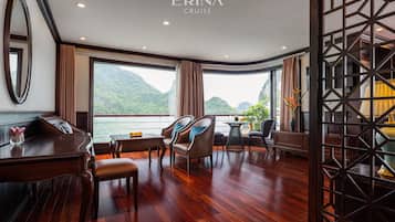 Suíte presidencial, vista para o mar | Área de estar | TV de tela plana 32 polegadas com canais a cabo, TV