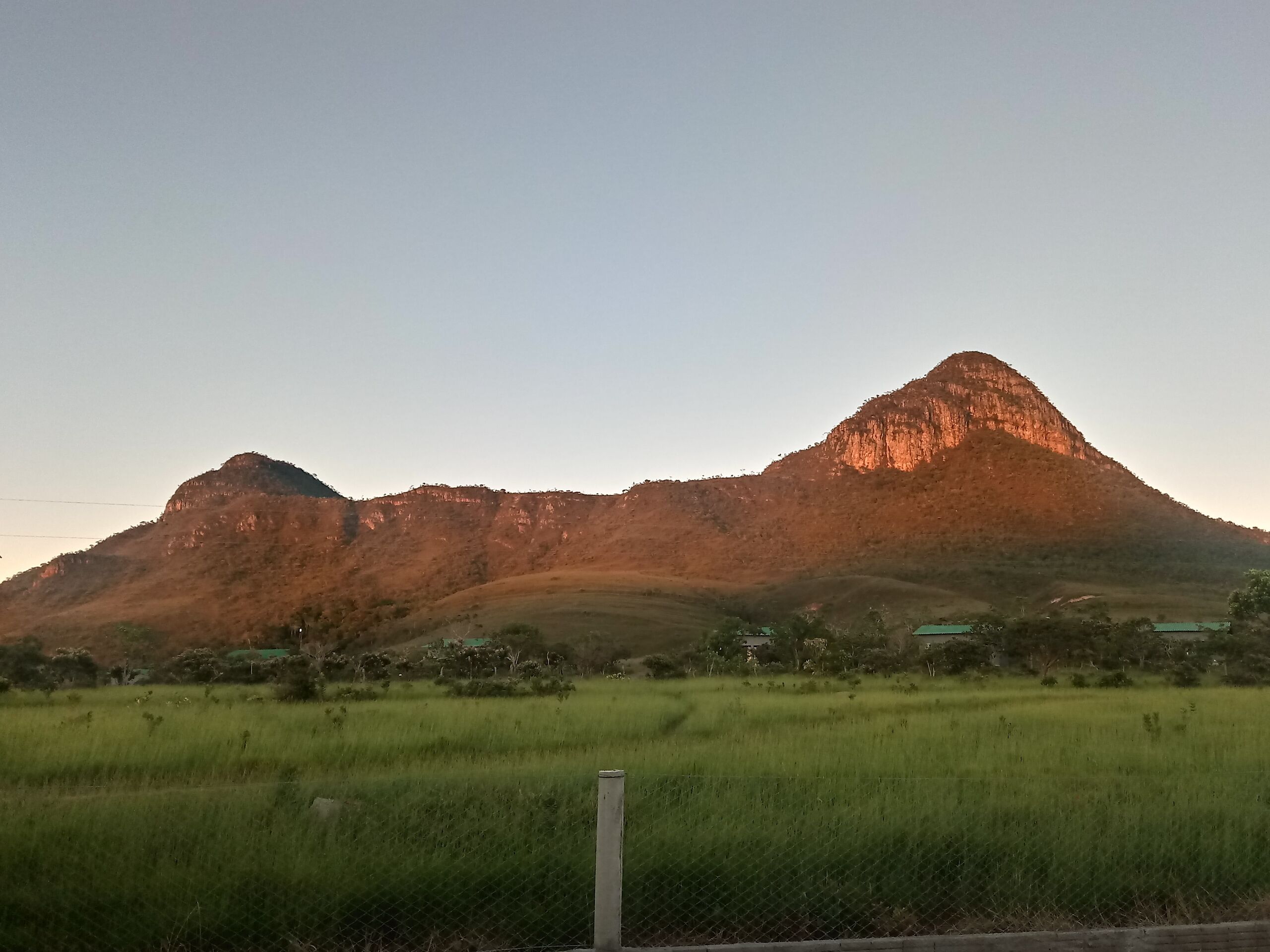 Paisagem montanhosa sob um céu claro.