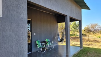 Chalé, vista para a montanha, junto à montanha | Lanai (alpendre havaiano)