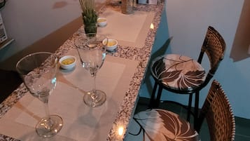 Um frigorífico, um forno, liquidificador, utensílios de cozinha