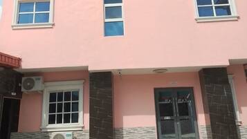 Um edifício rosa com a placa