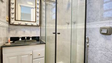Apartamento família | Banheiro | Chuveiro, secador de cabelo, toalhas de banho, sabonete