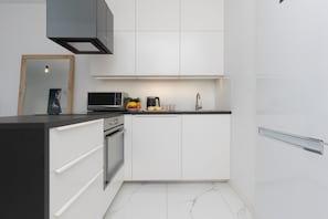 Um micro-ondas, uma máquina de lavar louça, utensílios de cozinha 