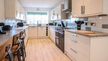 Um frigorífico, uma máquina de lavar louça, uma chaleira elétrica