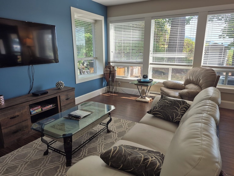Scenic 2 Bedroom Walkout Suite With Hot-tub And Outdoor Pool, Across From Park. - Abbotsford