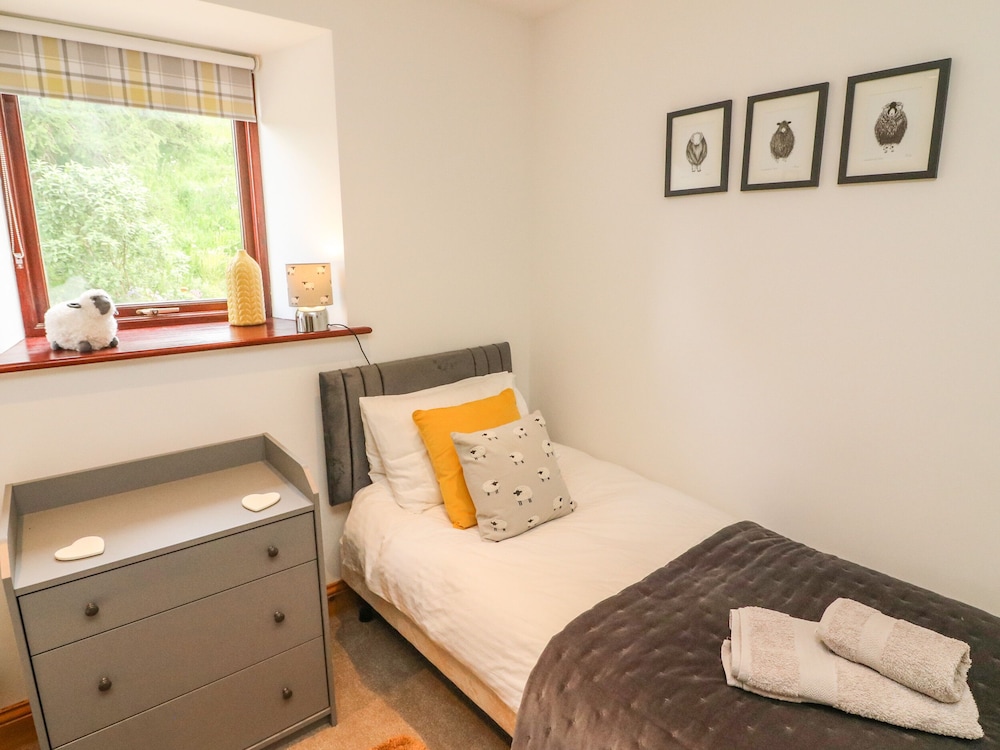 THE ARCHES LARKLANDS, pet friendly, with a garden in Richmond ...