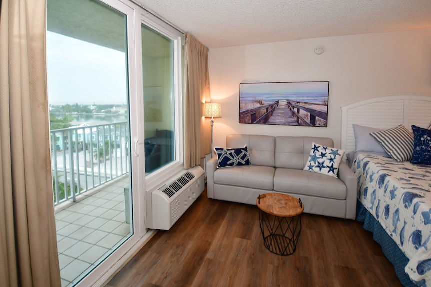 Beautiful Beach View Condo With Heated Pool. No Resort Fees. - Treasure Island, FL