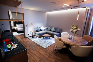 Suíte, 1 quarto | Cofres nos quartos, cortinas blackout, quartos à prova de som