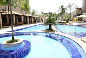 Piscina exterior, guarda-sóis, espreguiçadeiras 