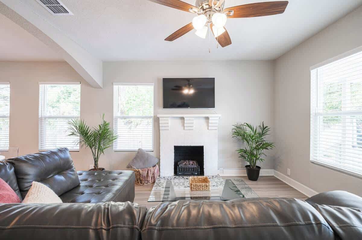 3/2 Downtown Lakeland Family & Pet Friendly Home - Lakeland, FL