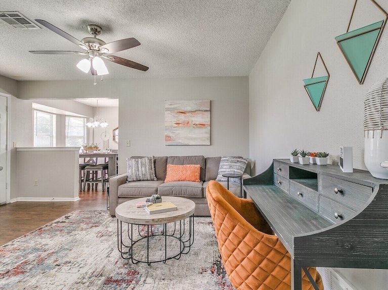 7 Mil->softball Hof-near Tinker Afb- Full Kitchen-fenced Bkyd-garage-w/d-dogs - Oklahoma City, OK