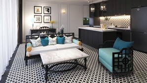 Uma sala de estar moderna com um sofá, uma mesa de centro e piso estampado.