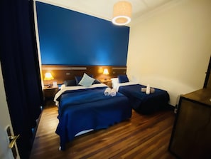 Quarto Familiar | 1 quarto, minibar, Wi-fi grátis, roupa de cama fornecida 