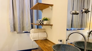 Quarto panorâmico | Banheiro | Secador de cabelo (mediante solicitação), toalhas de banho, sabonete 