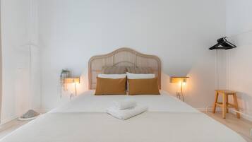 Quarto Deluxe | Secretária, cortinas/cortinados opacos, ferro/tábua de engomar