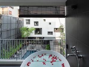 Suite-Estúdio Superior, vista para a piscina | Camas de colchão viscoelástico, minibar