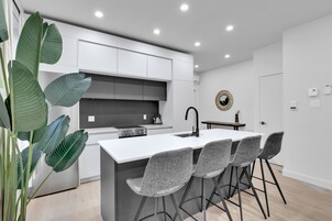 Apartamento luxo | Cozinha privada | Geladeira grande, micro-ondas, fogão, cooktop