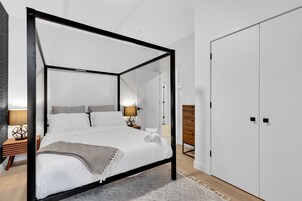 Apartamento luxo | Roupas de cama premium, edredons de pluma, escrivaninha
