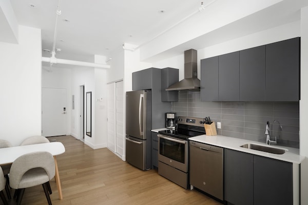 Geladeira grande, micro-ondas, fogão, cooktop