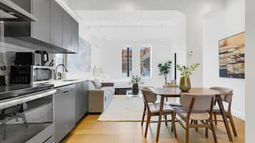 Premium One-Bedroom with Sofa Bed | Cozinha privada | Um frigorífico/congelador grande, um micro-ondas, um forno