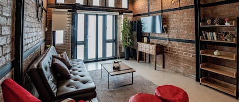 Apartamento em Condomínio Fechado, 2 quartos, varanda, vista para o jardim | Sala de estar