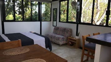 Bungalow, 1 quarto, fumadores, pátio | Sala