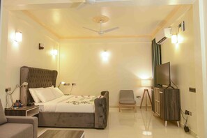 Quarto luxo, 1 cama King e sofá-cama | Cofres nos quartos, cortinas blackout, ferros/tábuas de passar roupa