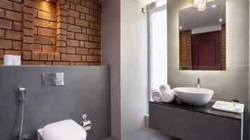 Quarto Signature, varanda, vista para a piscina | Casa de banho | Um polibã, artigos de higiene pessoal grátis, toalhas fornecidas, sabão