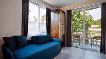 Quarto Signature, varanda, vista para a piscina | Sala de estar | Televisor LED de 32 polegadas com canais por cabo, televisor