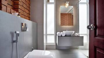 Um polibã, roupões, toalhas fornecidas