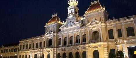 Um edifício grande e ornamentado, com várias arcadas e uma torre imponente.