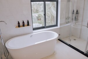 Quarto presidencial | Banheiro | Chuveiro, chuveiro com efeito de chuva, produtos de toalete grátis